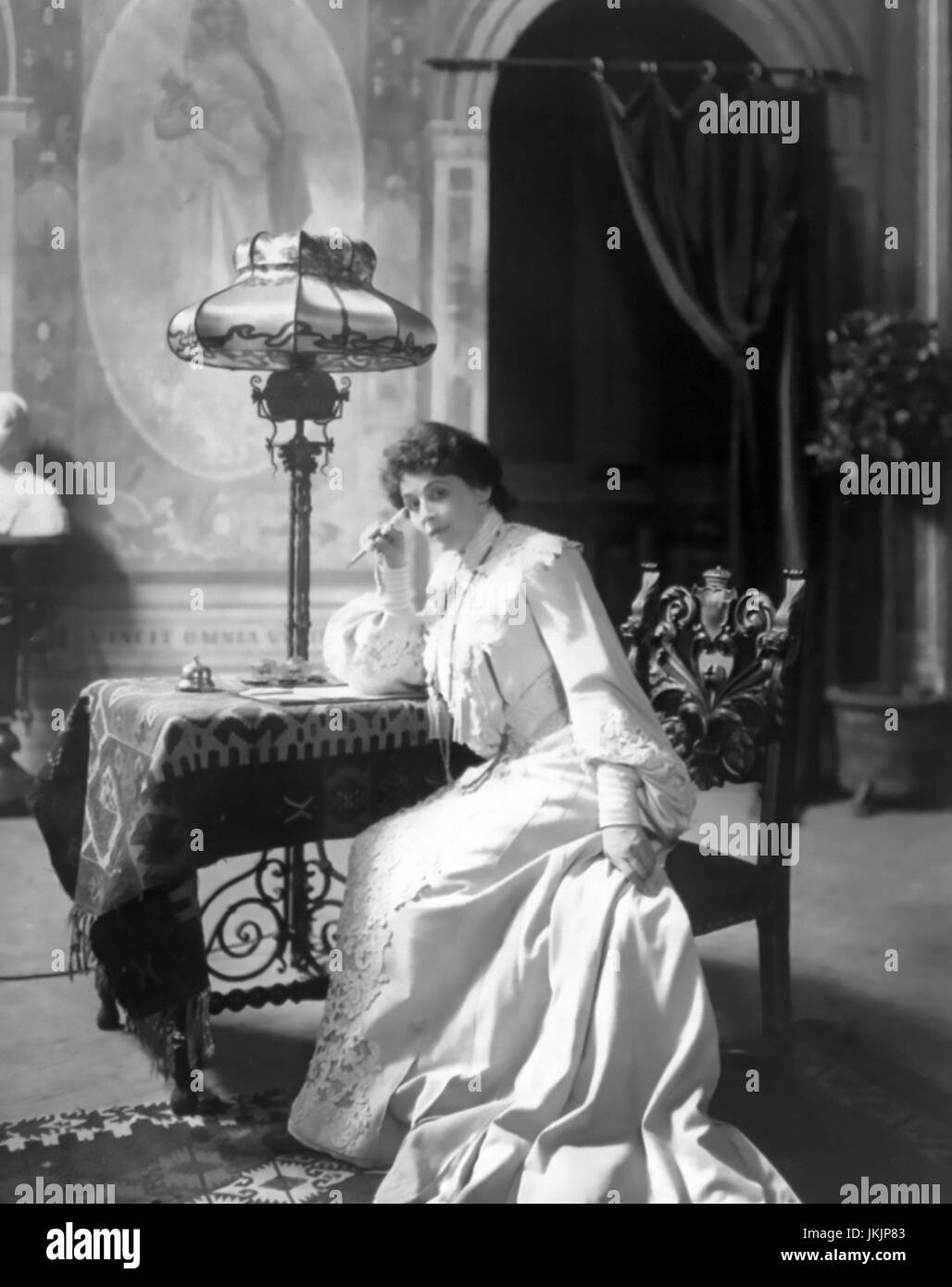 VIOLA ALLEN (1867-1948) American stage actress. Photo: Joseph Byron ...