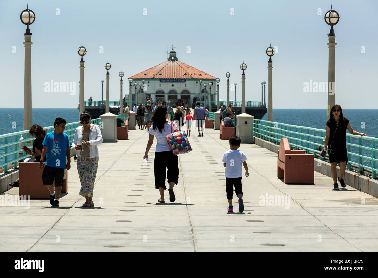 Sunny pacific beach boardwalk hi-res stock photography and images - Alamy