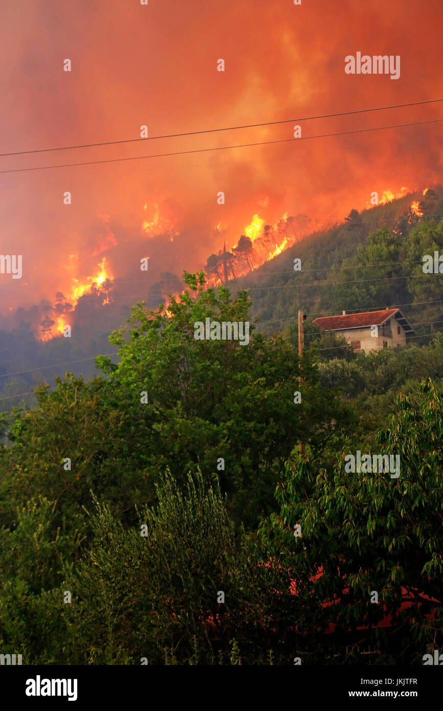 Villages burning hi-res stock photography and images - Alamy
