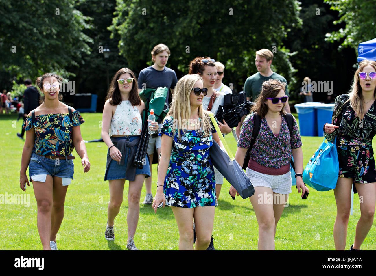 Friends at outdoor concert hi-res stock photography and images - Alamy