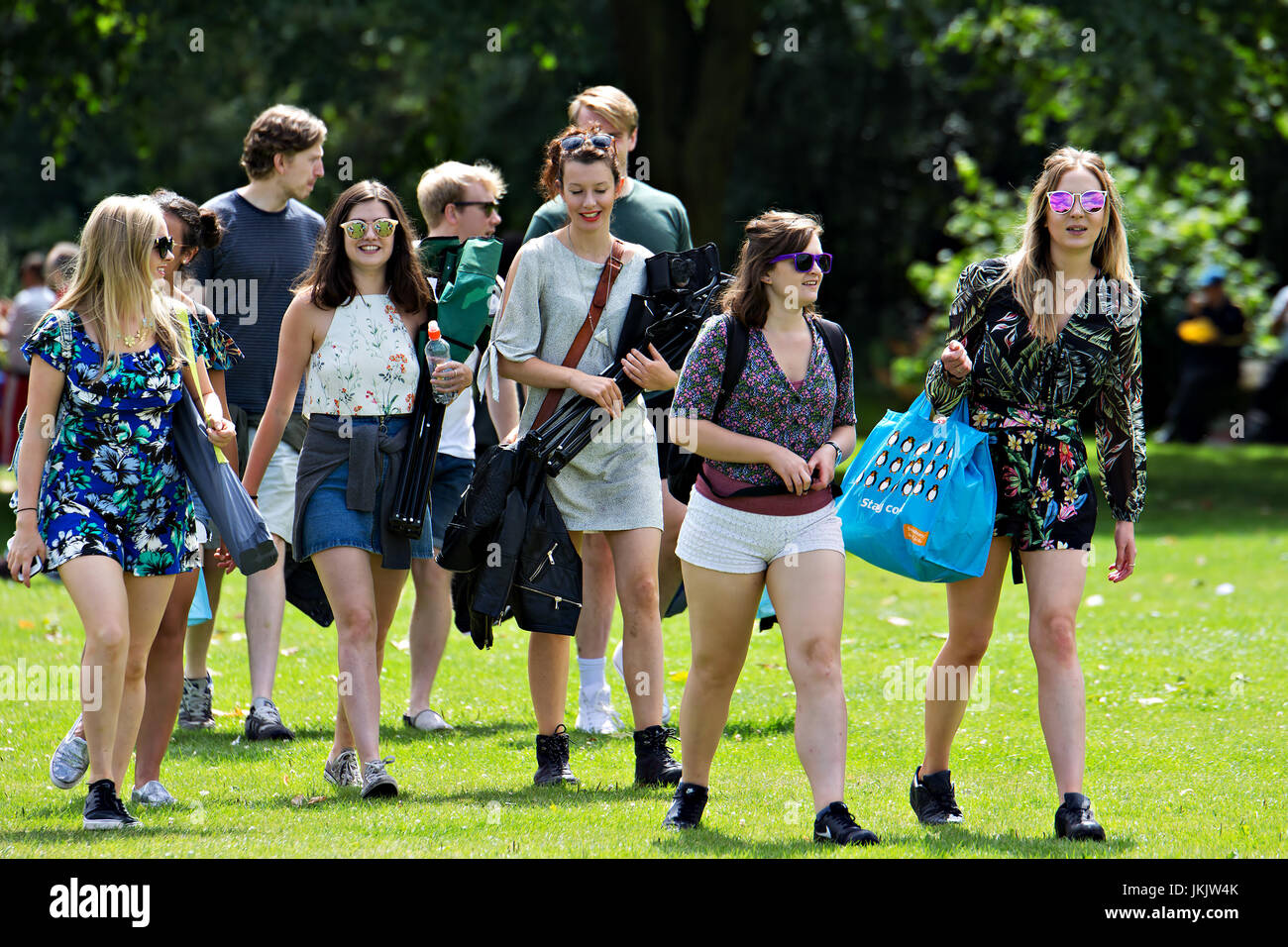 Friends at outdoor concert hi-res stock photography and images - Alamy