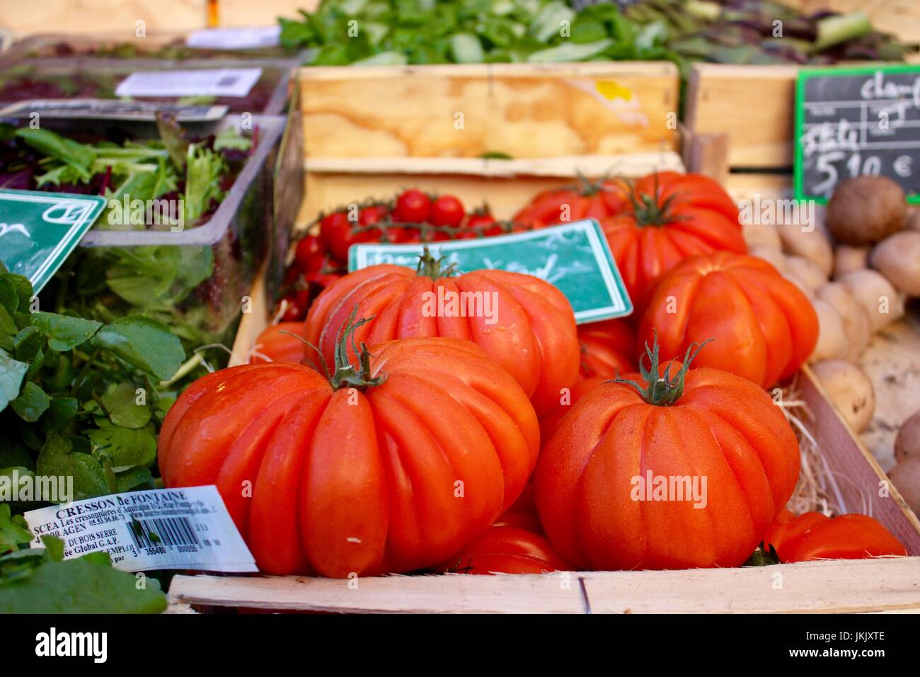 Tomato stand hi-res stock photography and images - Alamy