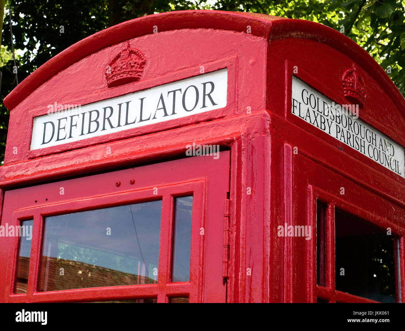 Red telephone box defibrillator hi-res stock photography and images - Alamy