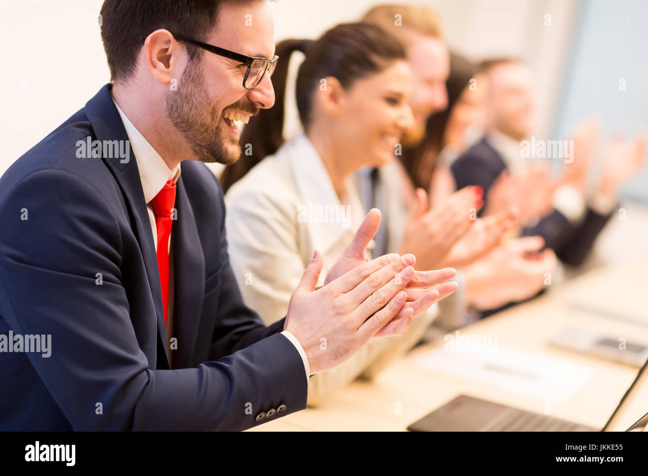 People clapping their hands hi-res stock photography and images - Alamy