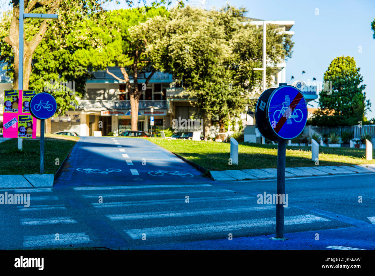 Cycle path roundabout hi-res stock photography and images - Alamy