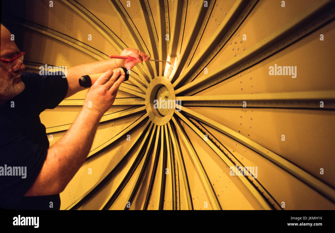 Skilled aerospace workers build a commercial Boeing 737 aircraft Stock ...