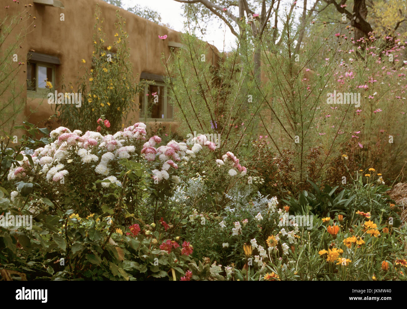 Santa fe style house hi-res stock photography and images - Alamy