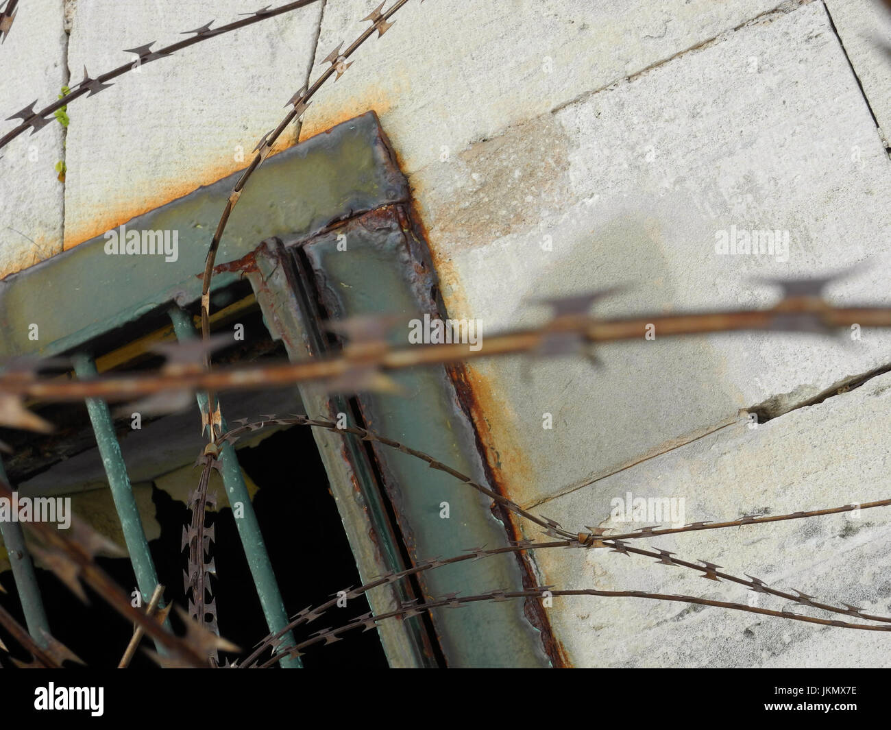 Prison wall razor wire hi-res stock photography and images - Alamy