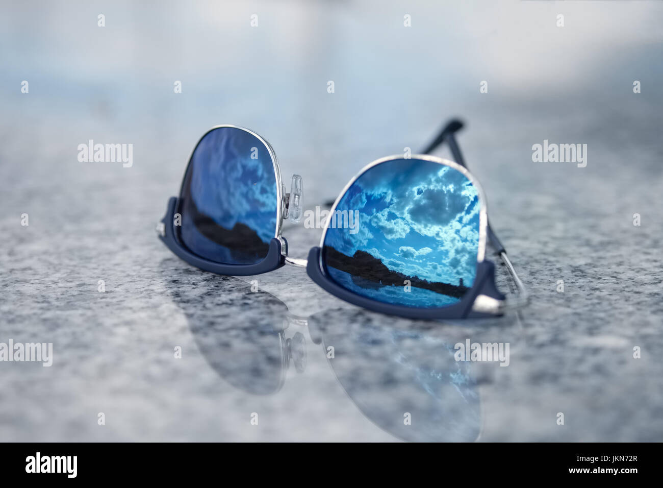 Sunglass reflection city hi-res stock photography and images - Alamy