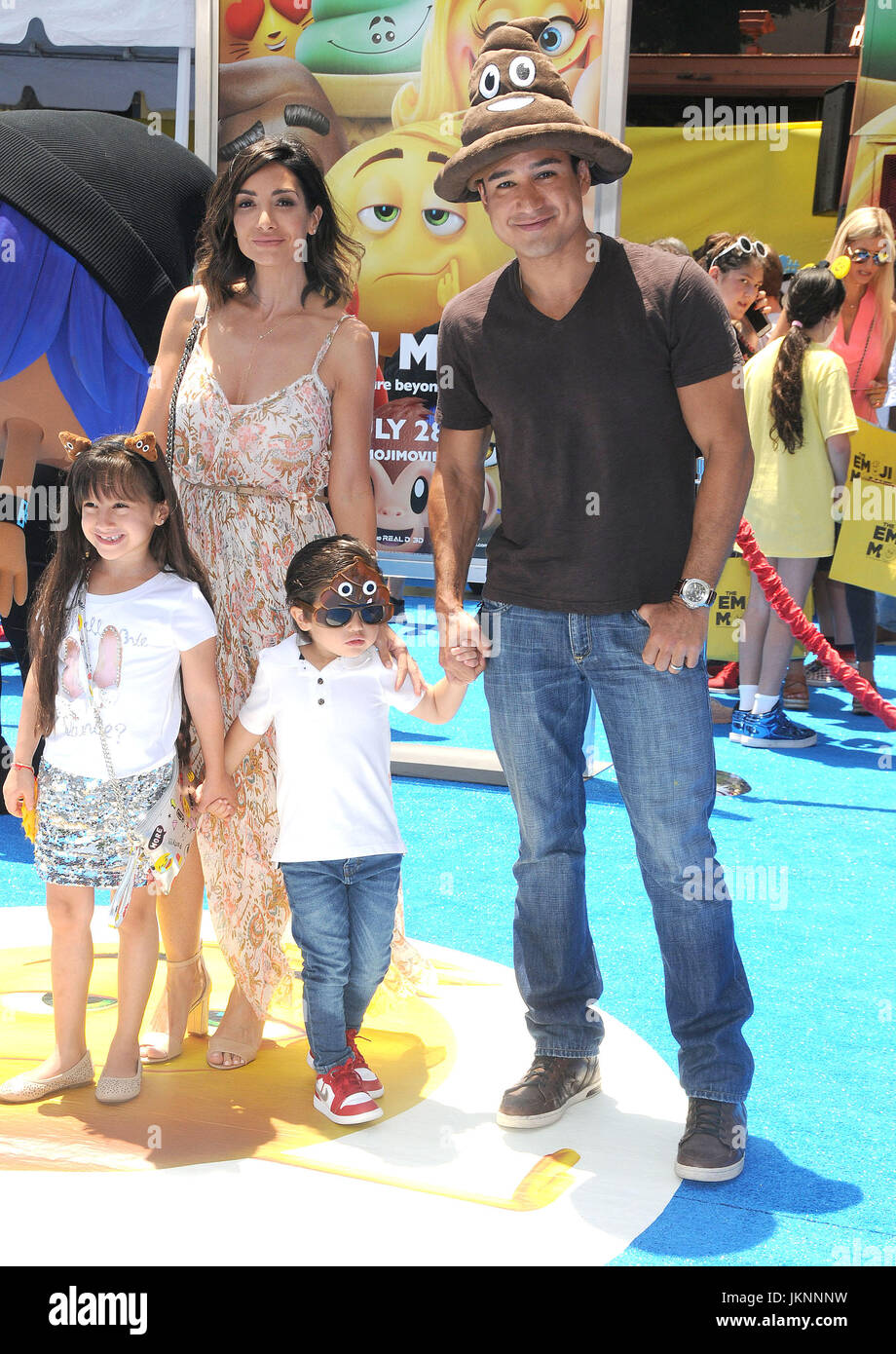 Mario lopez and family hi-res stock photography and images - Alamy