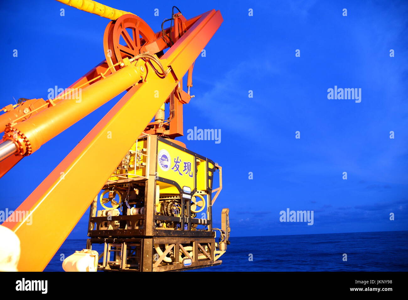 (170724) -- ABOARD KEXUE, July 24, 2017 (Xinhua) -- The unmanned ...