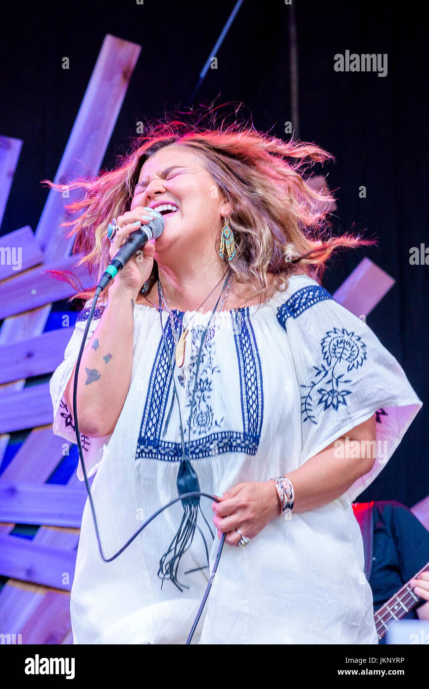 Crystal shawanda hi-res stock photography and images - Alamy