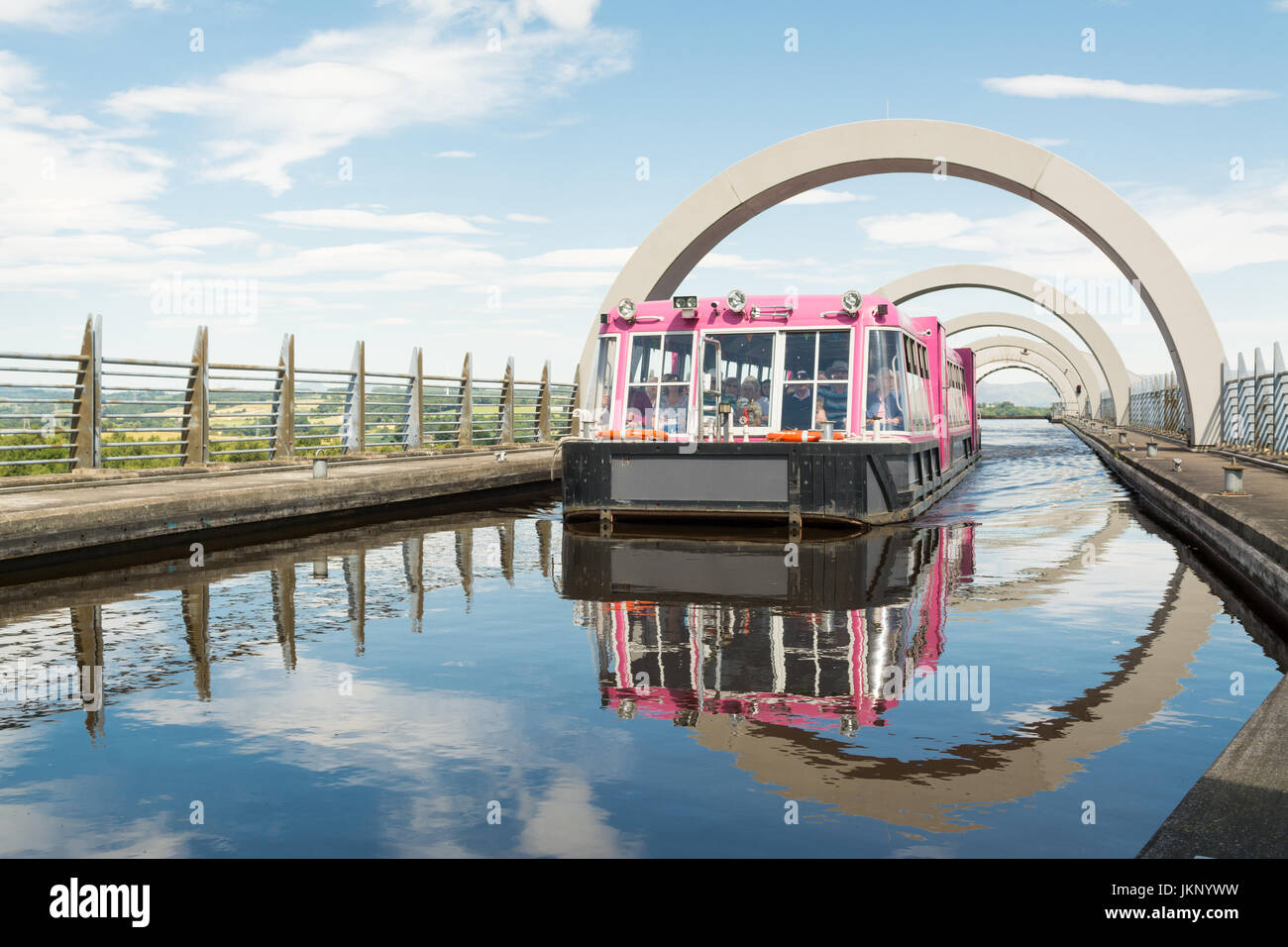 Falkirk, Scotland, UK. 24th July, 2017. UK weather - a hot sunny day ...