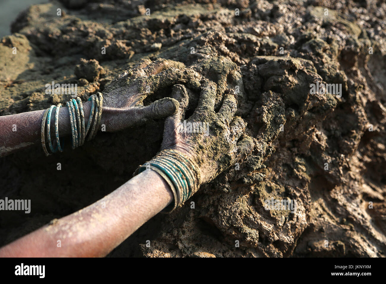 Srinagar, Indian-controlled Kashmir. 24th July, 2017. A migrant labour ...