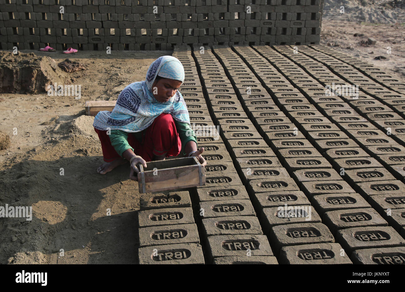 Srinagar, Indian-controlled Kashmir. 24th July, 2017. A migrant labour ...