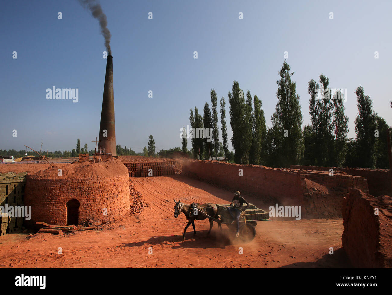 Bricks kiln labour hi-res stock photography and images - Alamy