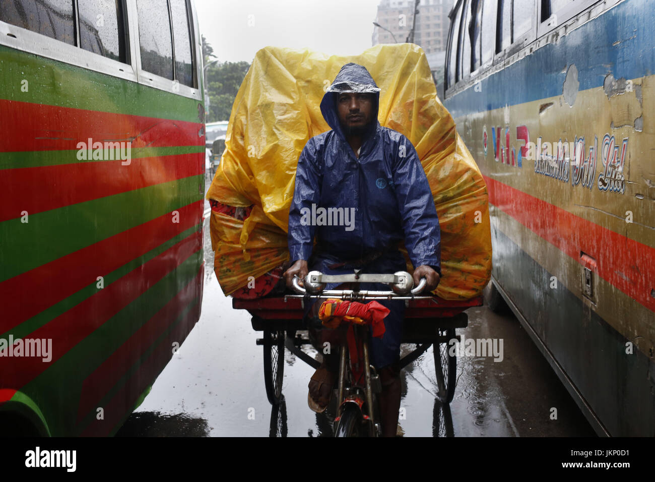 Dhaka, Bangladesh. 24th July, 2017. A van puller stuck at a traffic ...