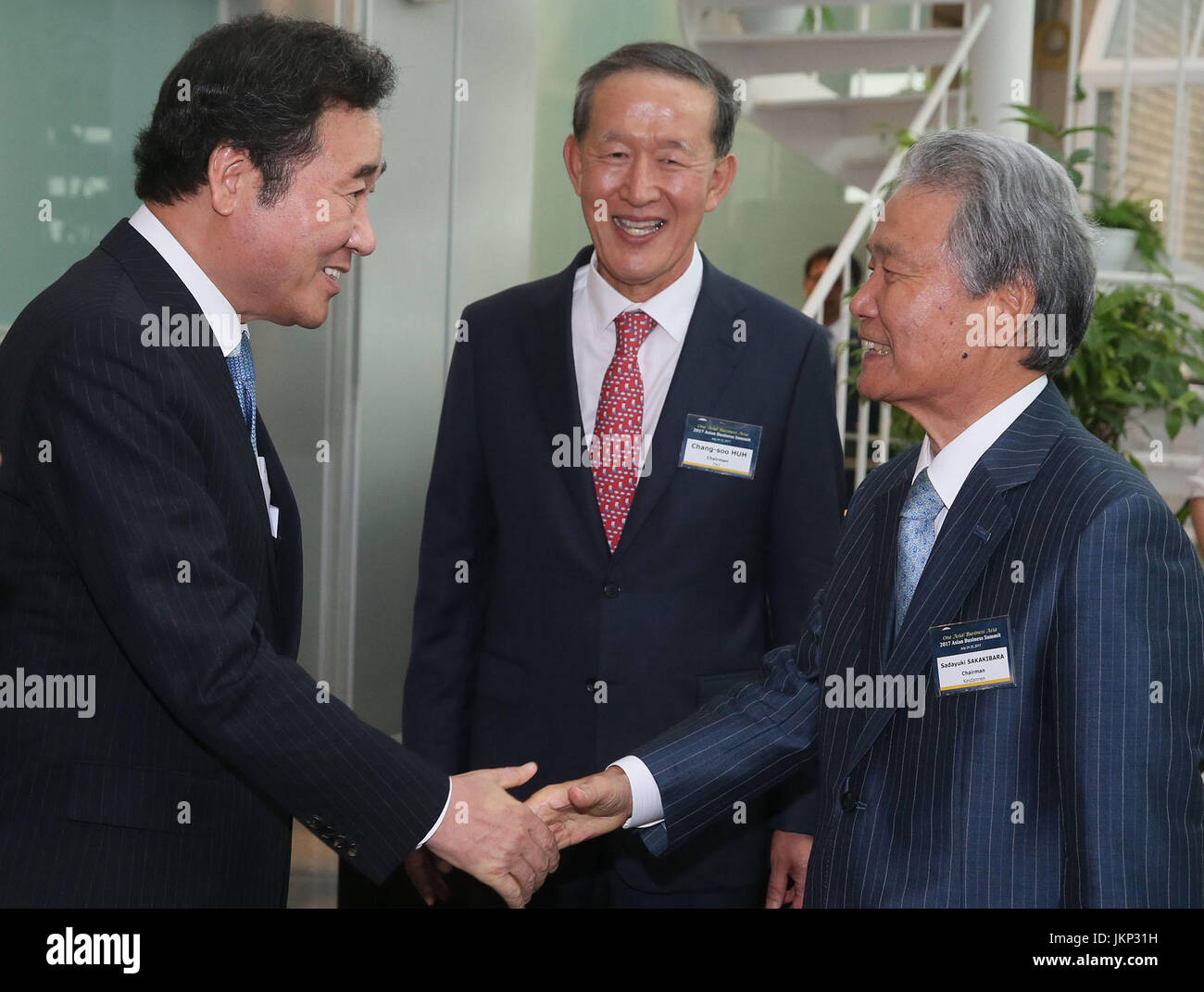 Asian biz summit South Korean Prime Minister Lee Nak-yon (L) shakes ...