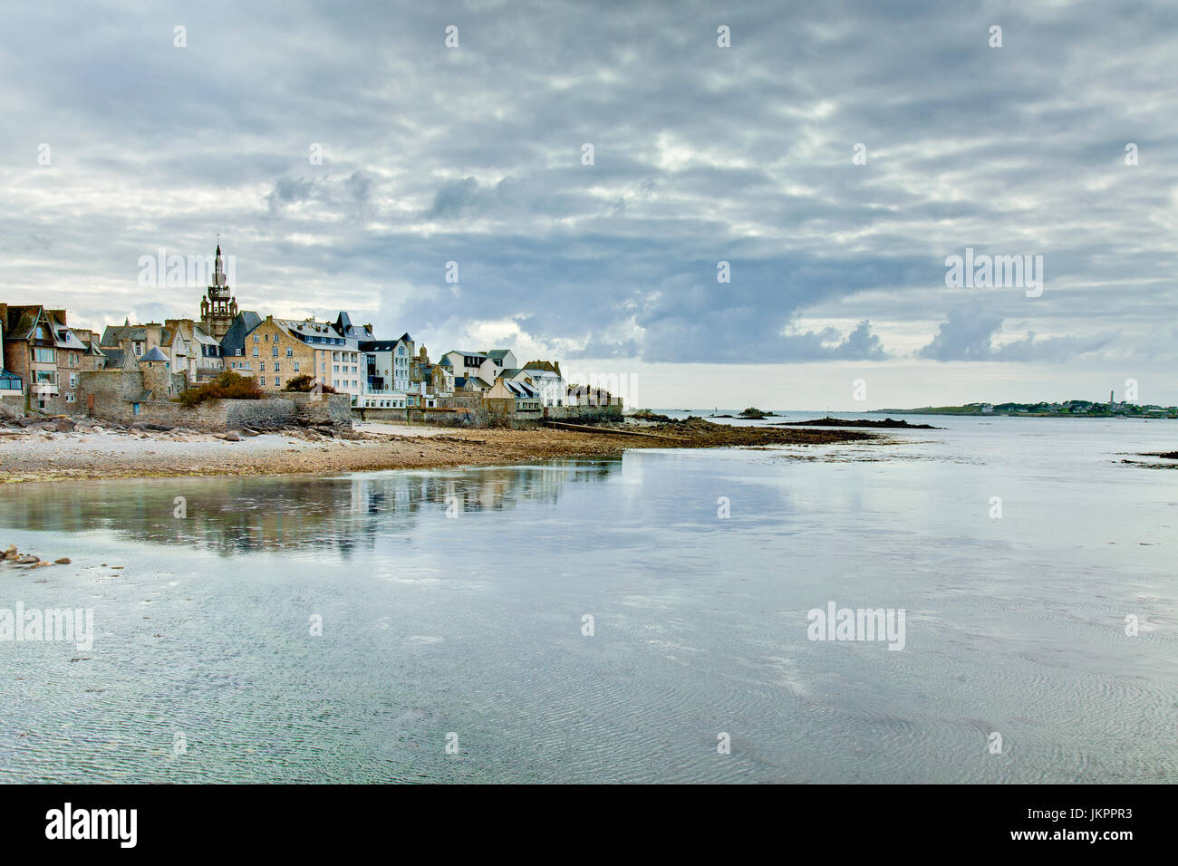 France, Finistère (29), Roscoff, vieille ville avec le clocher de l ...