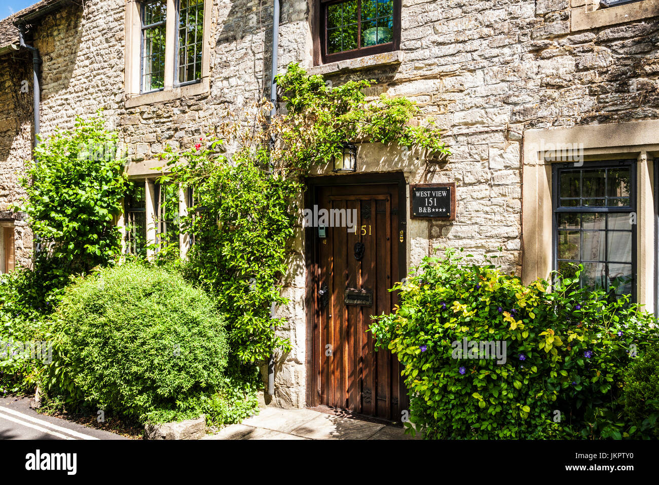 Pretty Cotswold stone cottage in the Cotswold village of Burford in ...
