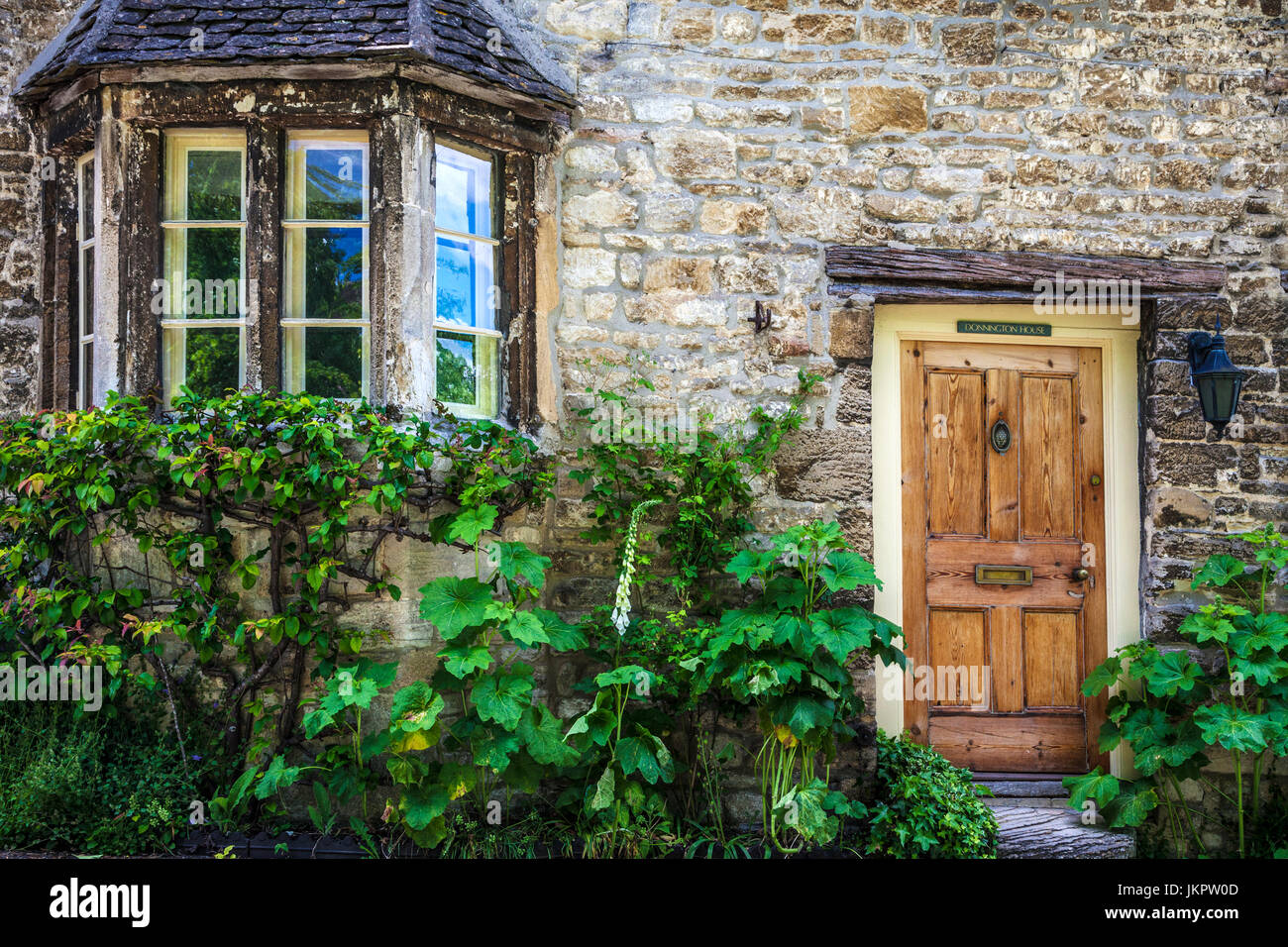 Pretty Cotswold stone cottage in the Cotswold village of Burford in ...