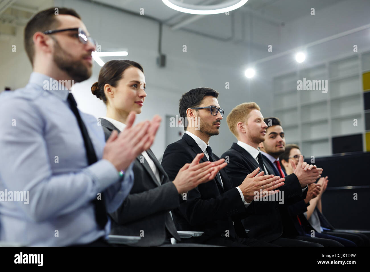 Audience clapping school hi-res stock photography and images - Alamy