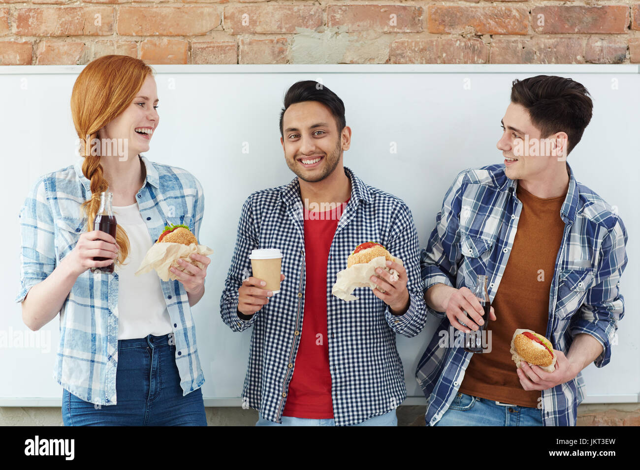 College students eating lunch hi-res stock photography and images - Alamy