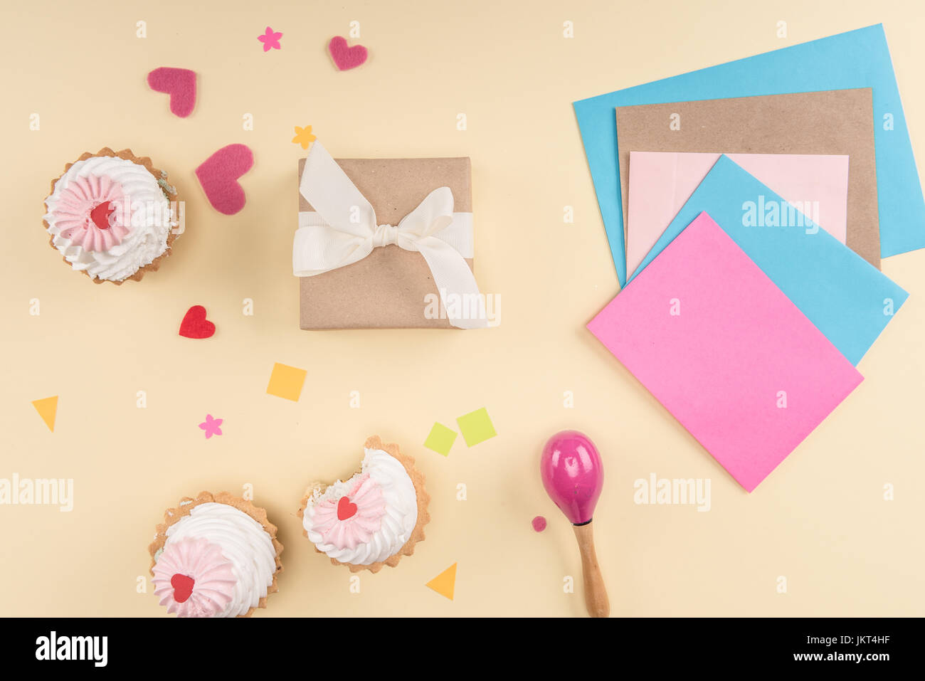 top view of happy birthday lettering, cakes, envelopes and gift box on ...