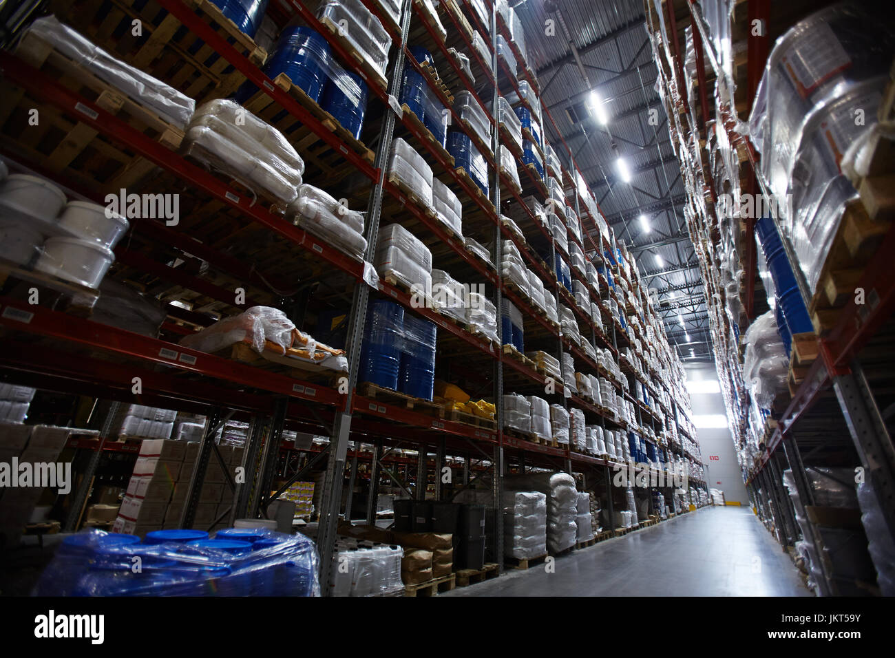 Empty warehouse racks hi-res stock photography and images - Alamy