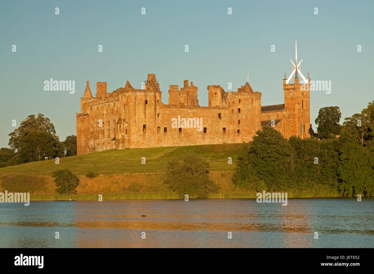 Evening sunlight over Linlithgow Loch and Palace Stock Photo - Alamy