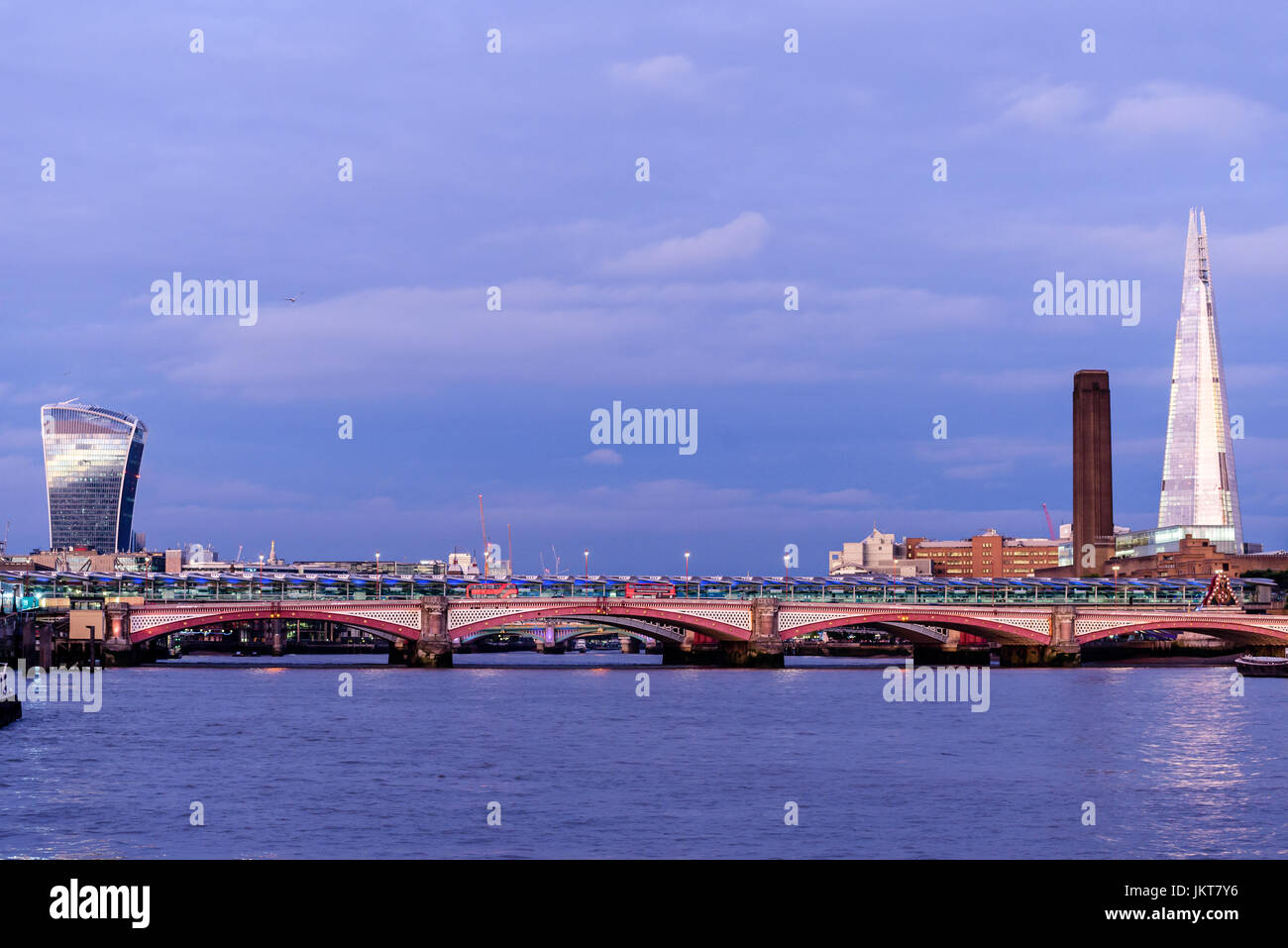 Thew shard hi-res stock photography and images - Alamy