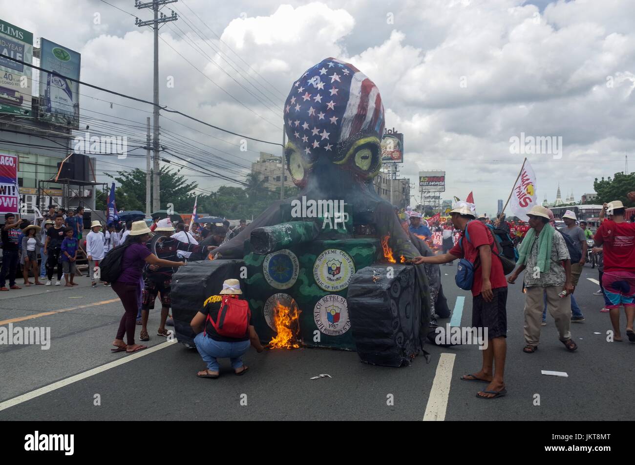 Philippines. 24th July, 2017. Protesters burn an octopus effigy during ...