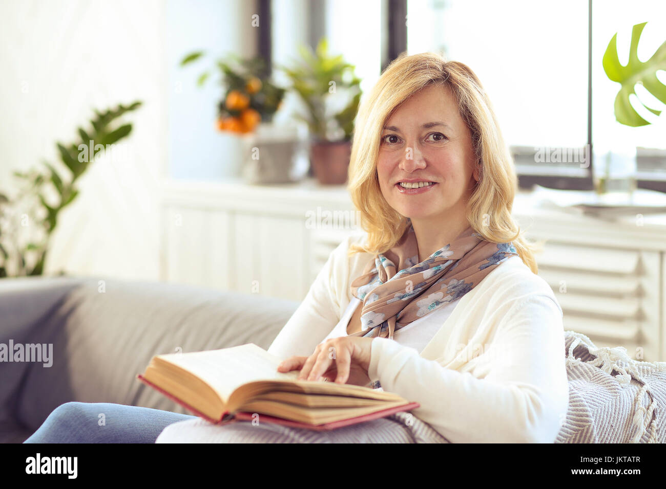 Cute blond woman reading book hi-res stock photography and images - Alamy