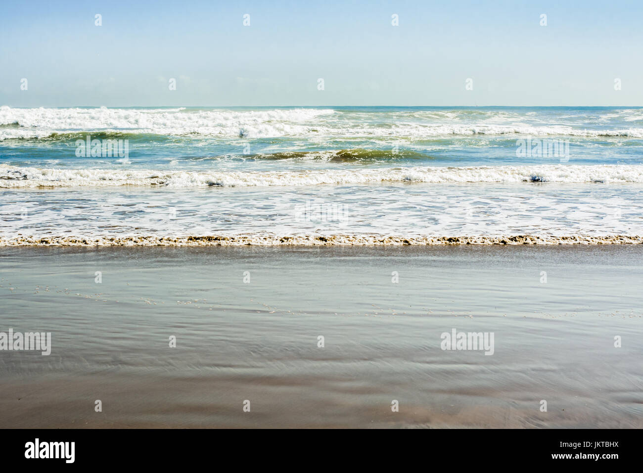 Tidal white foam hi-res stock photography and images - Alamy