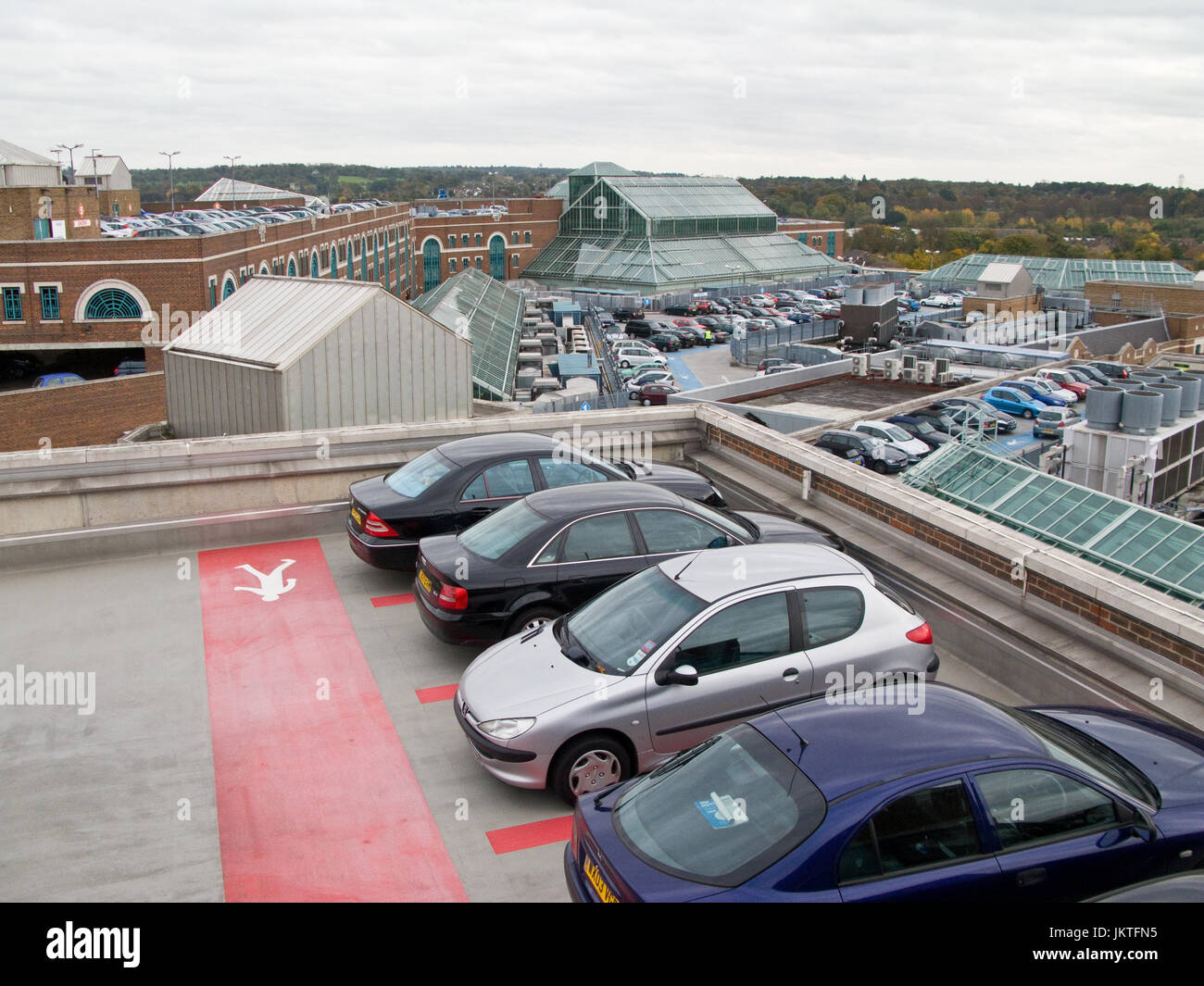 Cars in rooftop carpark at shopping centre Stock Photo - Alamy