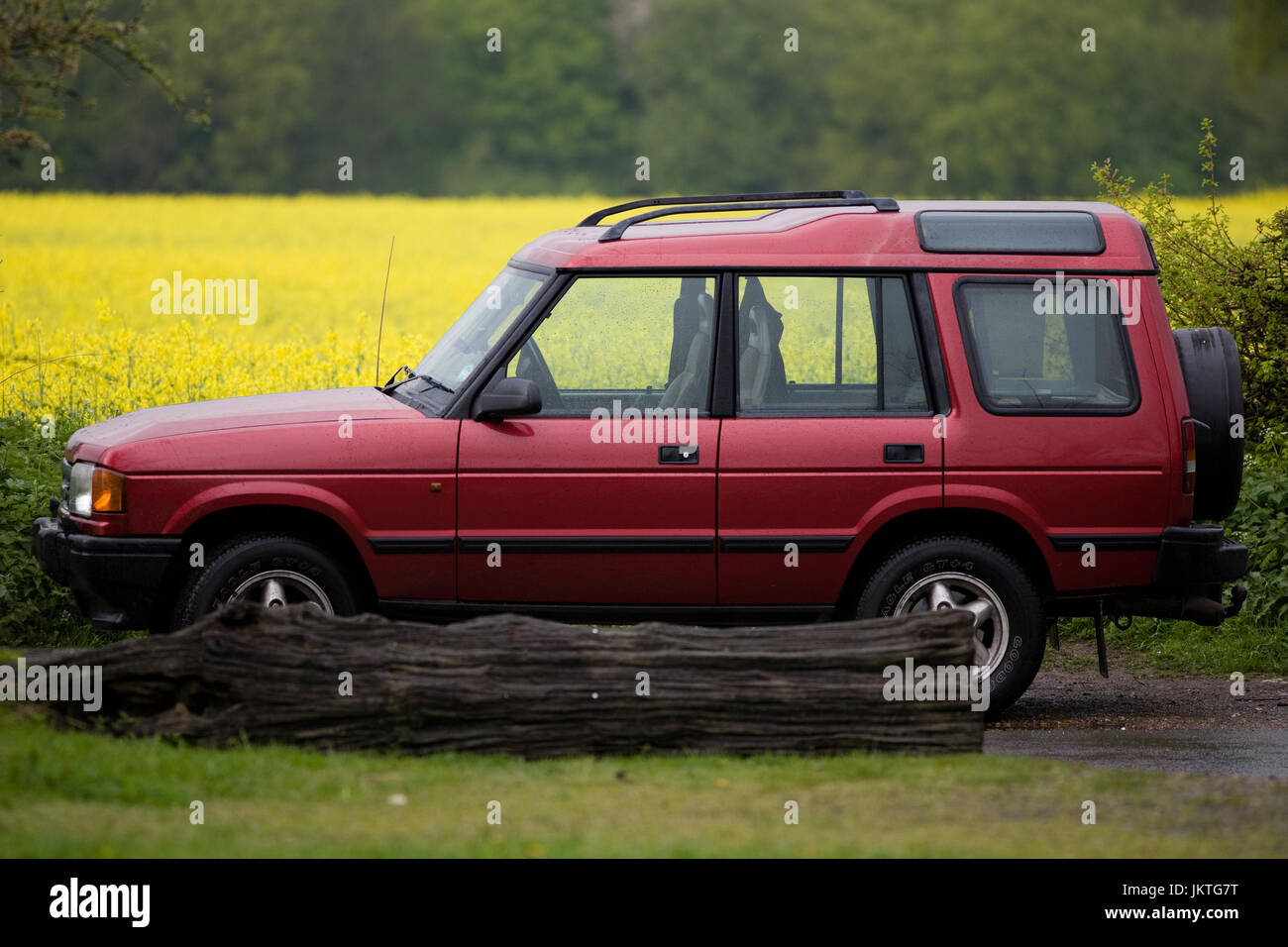 Land Rover Discovery in rural setting Stock Photo - Alamy