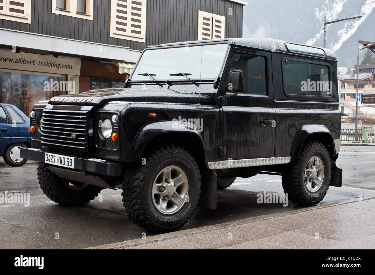 Black land rover defender hi-res stock photography and images - Alamy