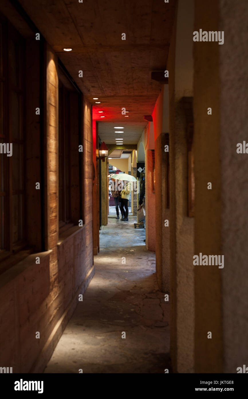 Shopping alleyway hi-res stock photography and images - Alamy