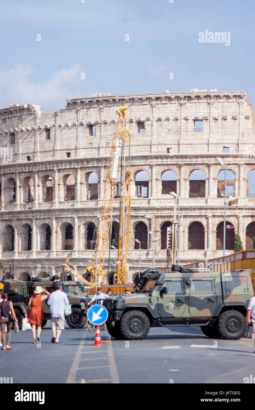 Rome street antiterrorism. Italy on HIGHEST terror alert: Security ...