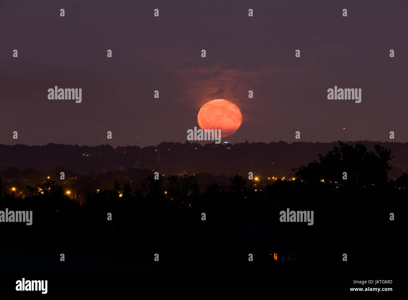 Full hay moon hi-res stock photography and images - Alamy