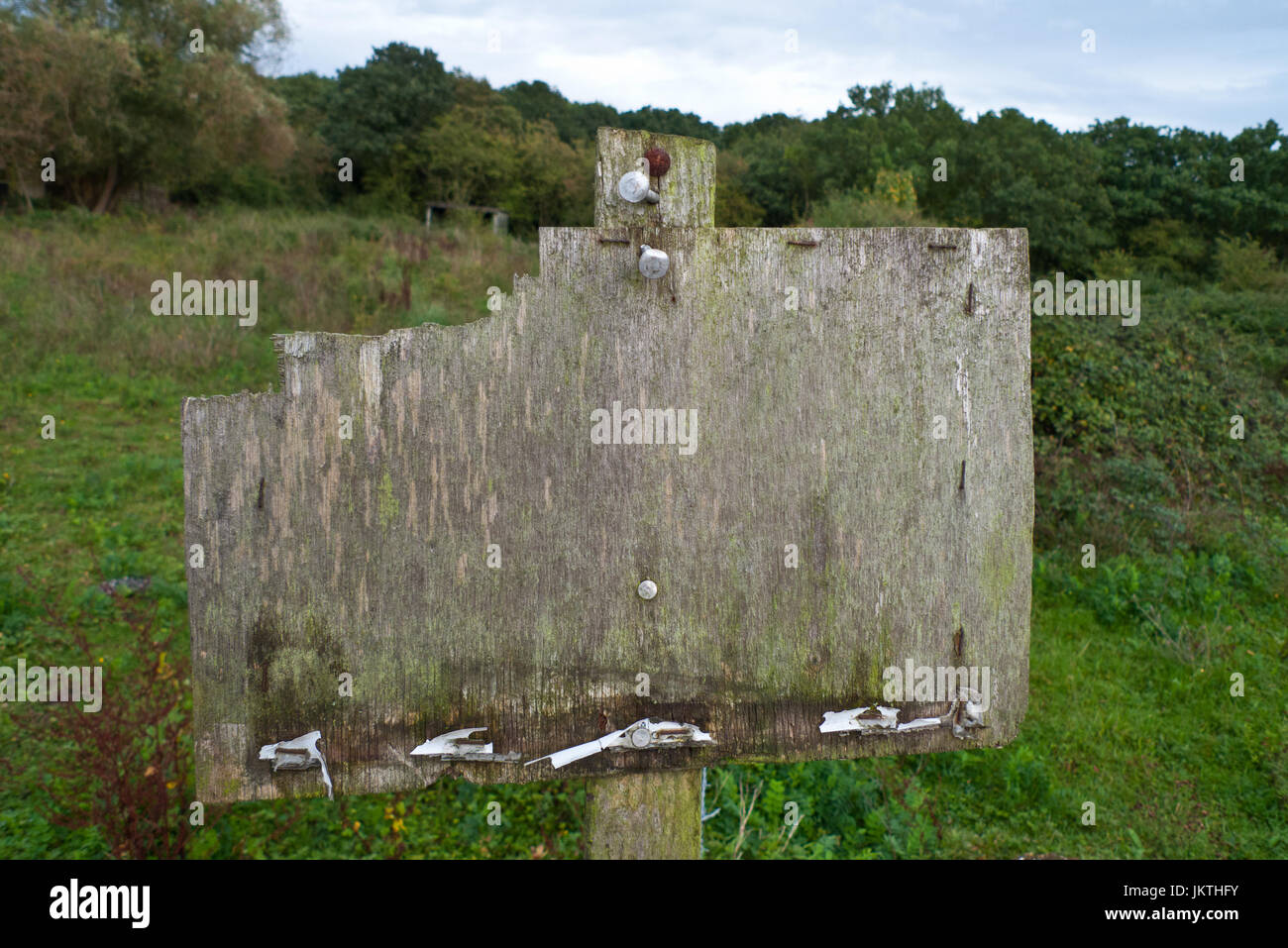 Broken blank wooden sign Stock Photo - Alamy