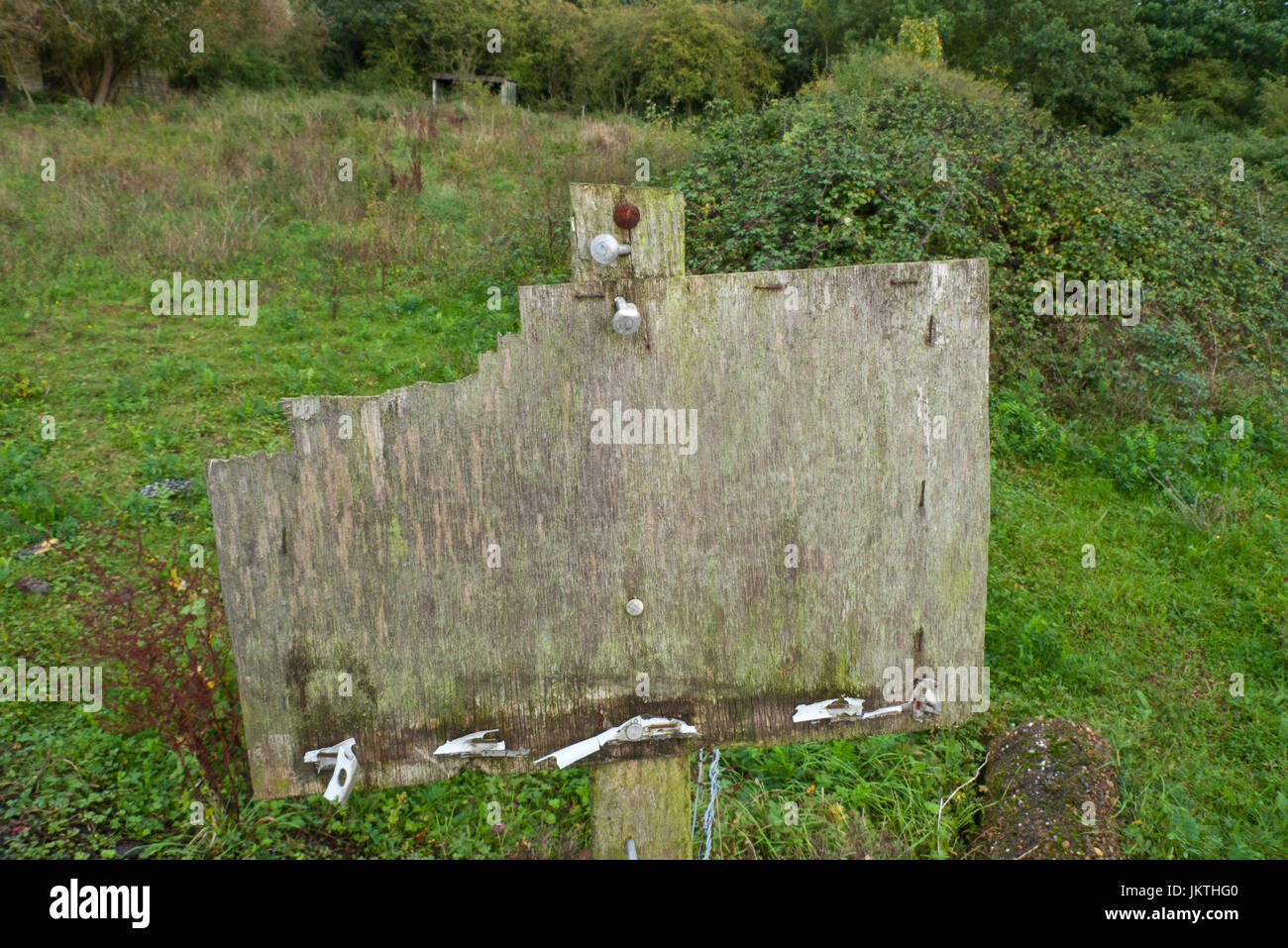 Broken blank wooden sign Stock Photo - Alamy