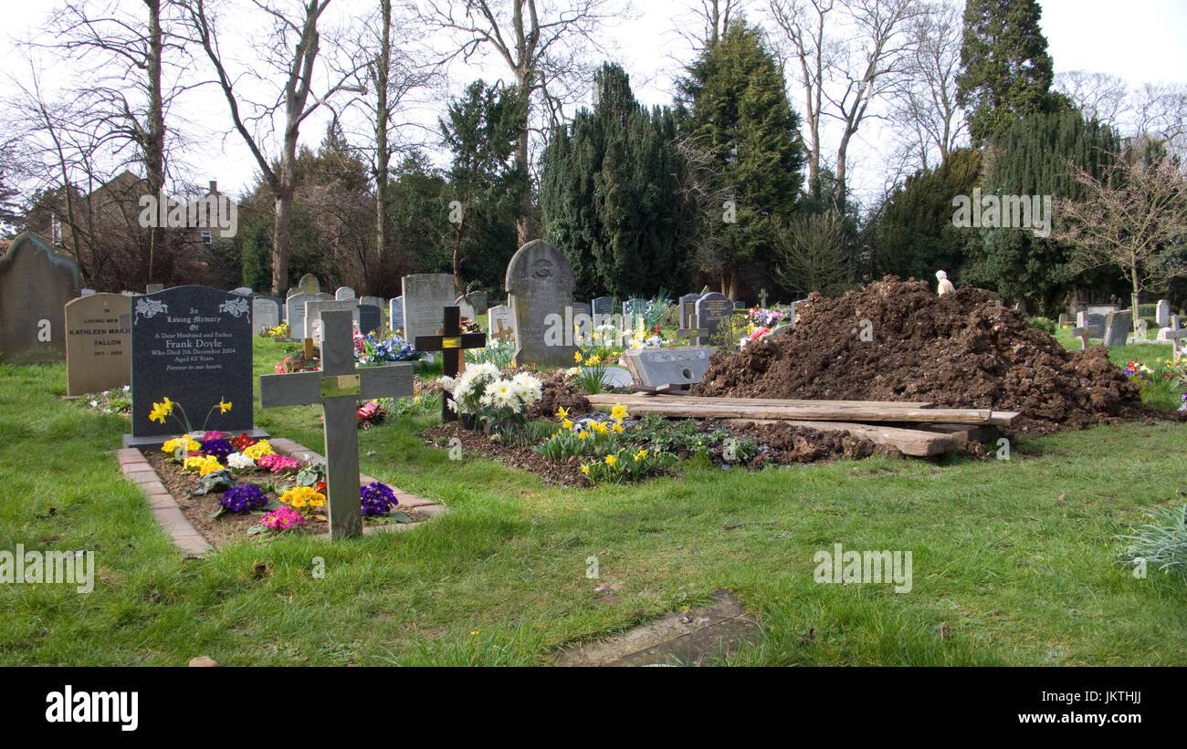 Freshly dug grave in cemetery hi-res stock photography and images - Alamy