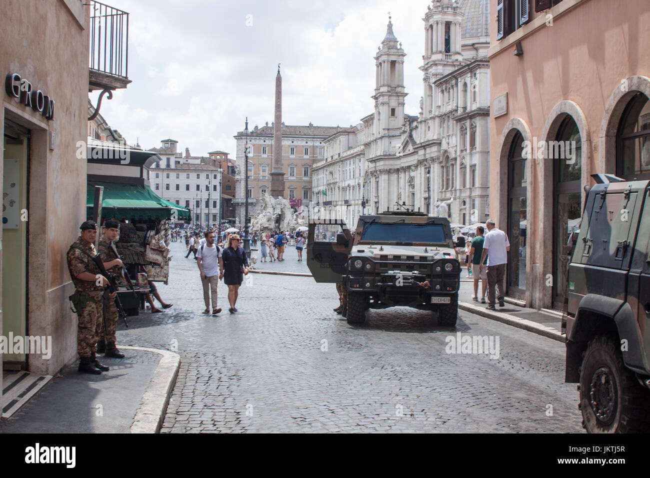 Italy on HIGHEST terror alert: Armed Military patrol the streets ...