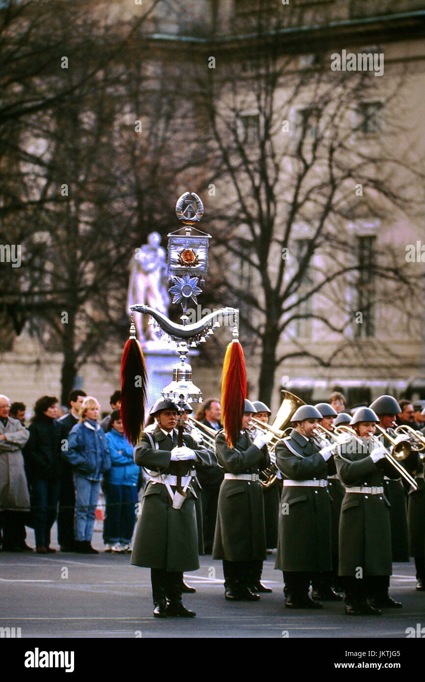 Berlin wall november 1989 fall hi-res stock photography and images - Alamy