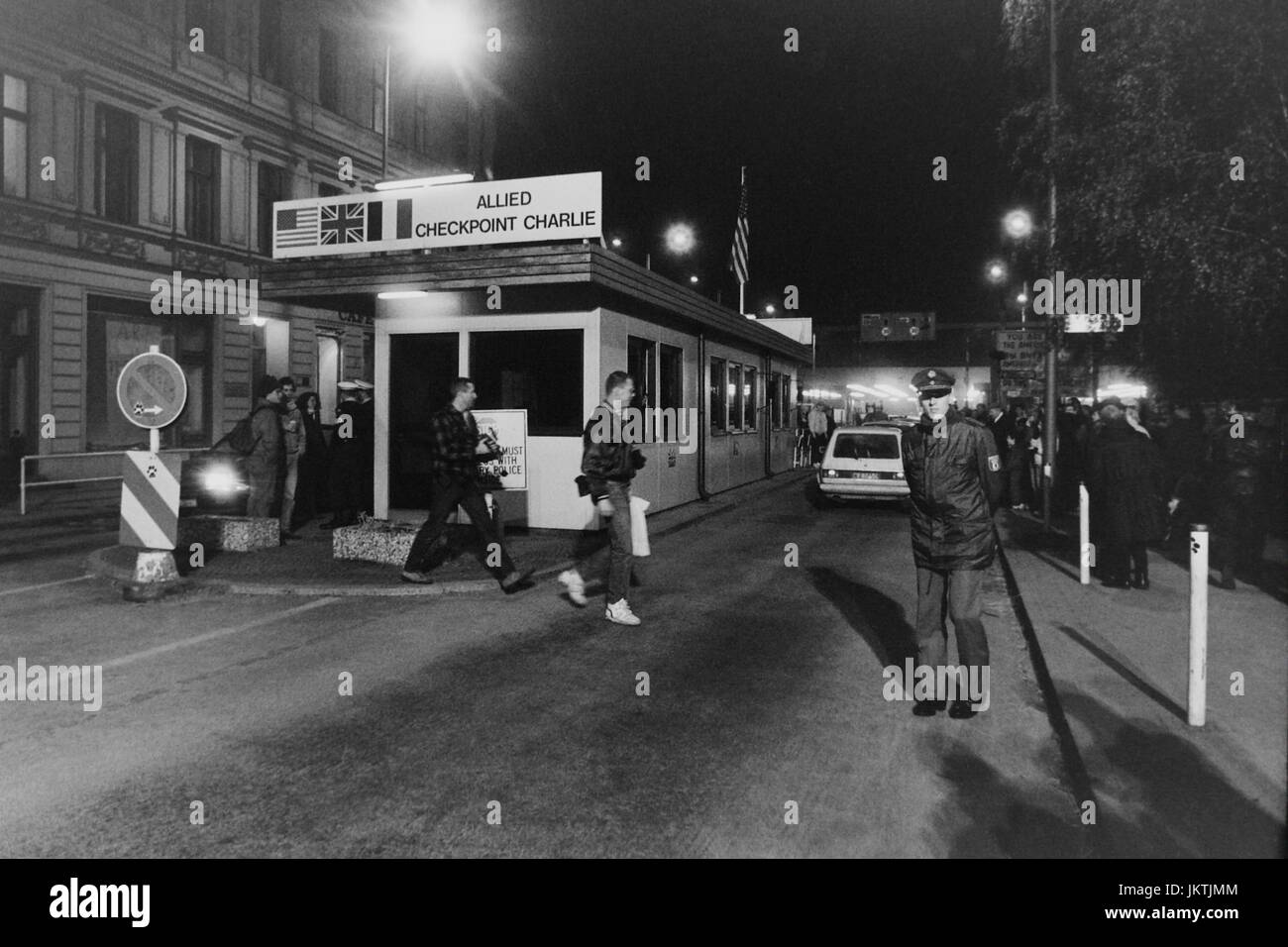 Berliner mauer checkpoint Black and White Stock Photos & Images - Alamy