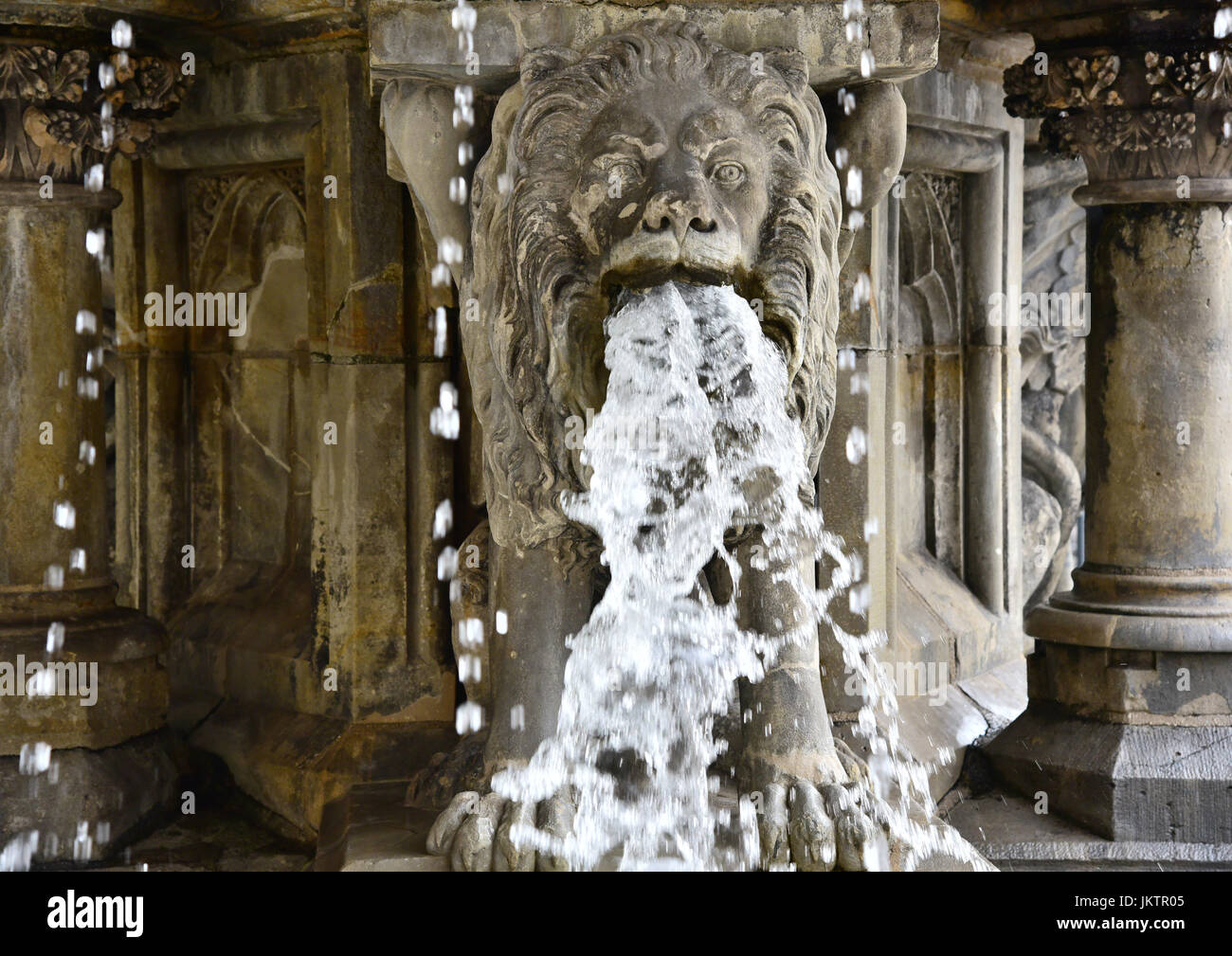 Lion statue spitting water hi-res stock photography and images - Alamy