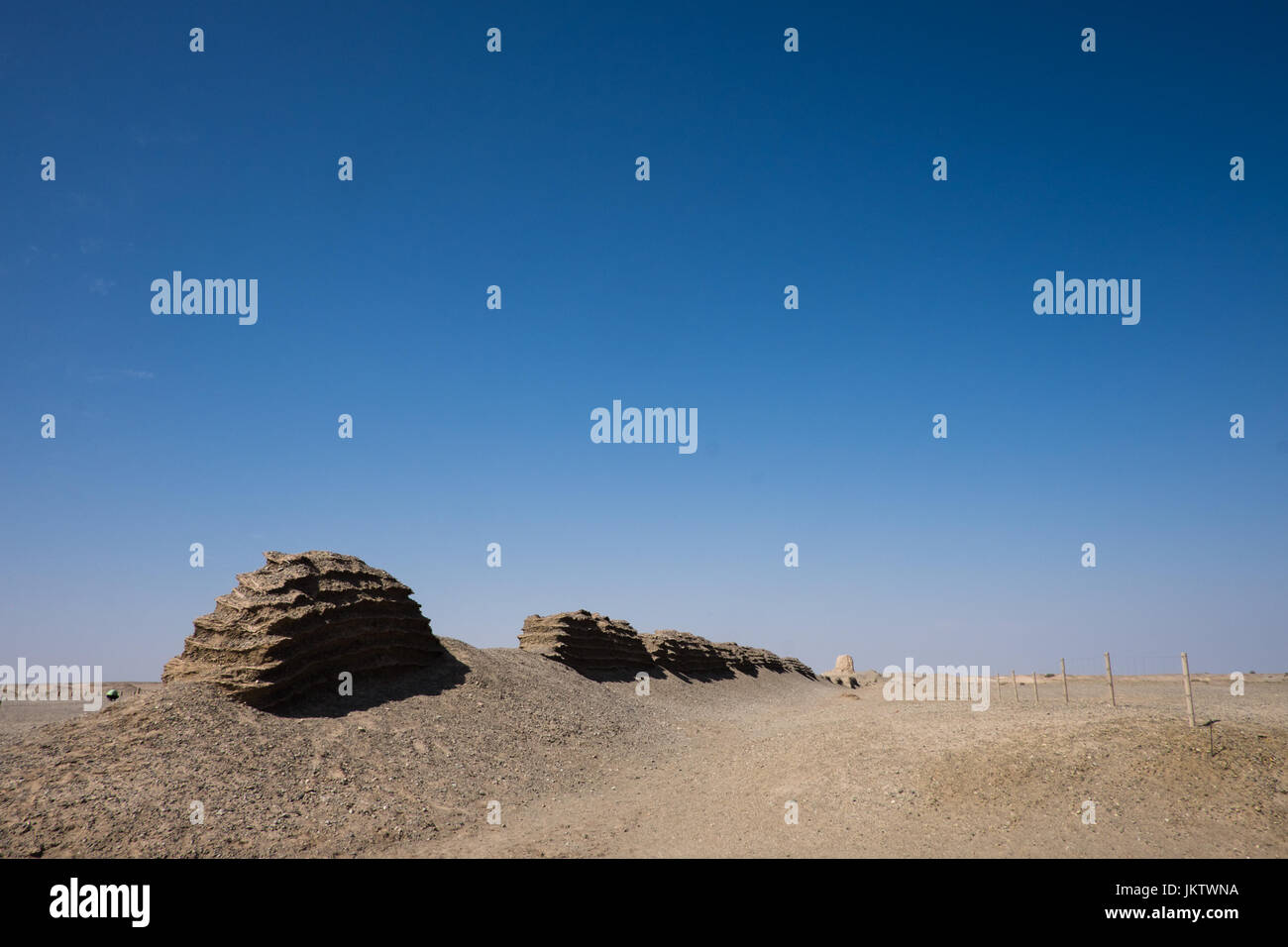 Great wall, Dunhuang, Gansu province, China Stock Photo - Alamy