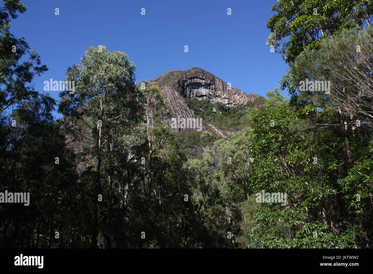Mount Beerwah, australian mountains, Glass House Mountains, Sunshine ...