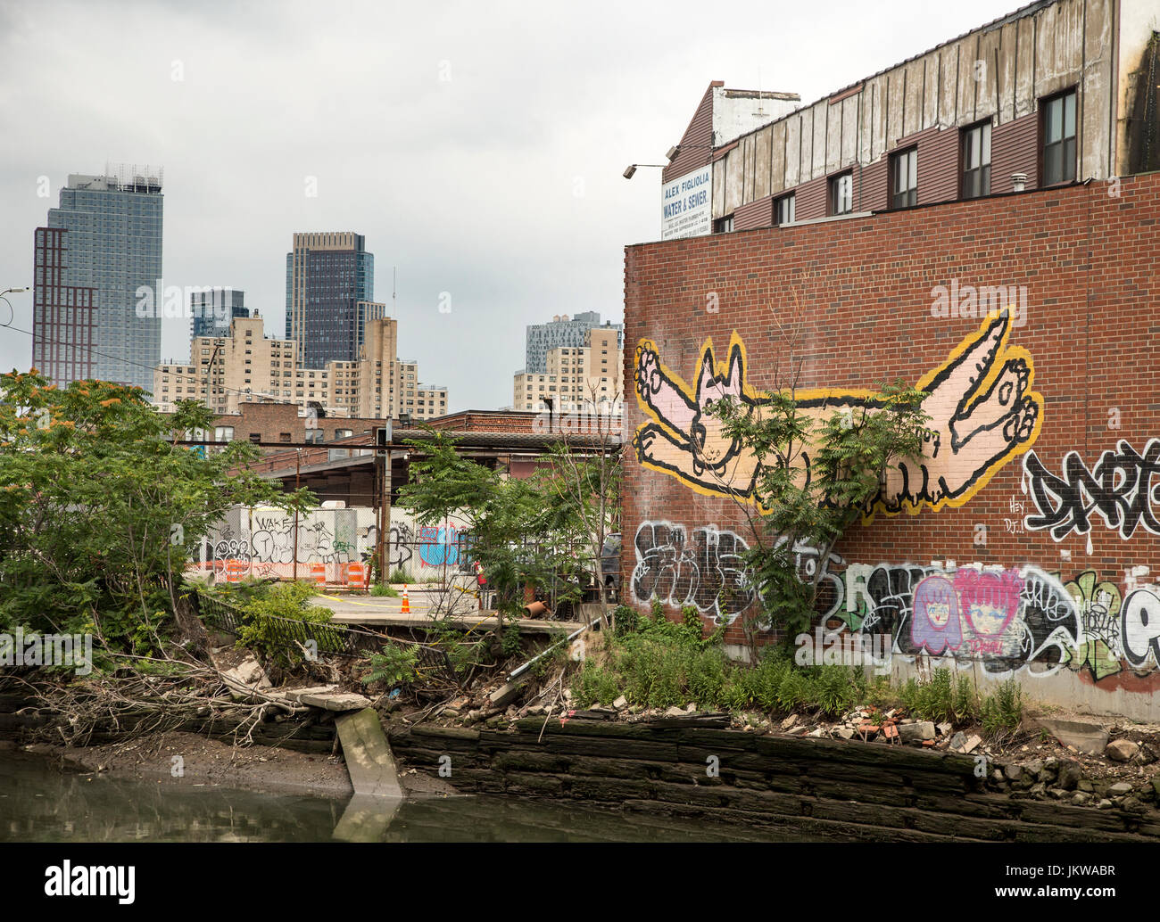 View of downtown Brooklyn from the Gowanus Canal Stock Photo - Alamy